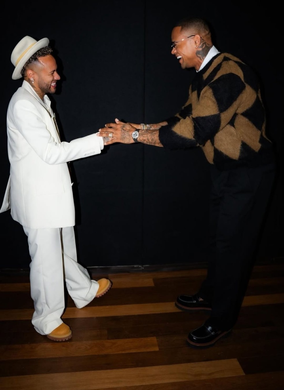 Neymar Jr. quebra tudo no comando de festa de pôquer com Léo Santana; vídeo