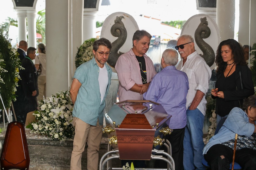 Velório de Emiliano Queiroz: fãs, famosos e familiares se despedem do ...