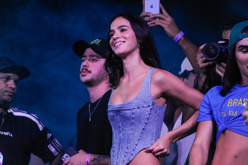 De barriga de fora e minissaia, Bruna Marquezine rebola muito em show ...