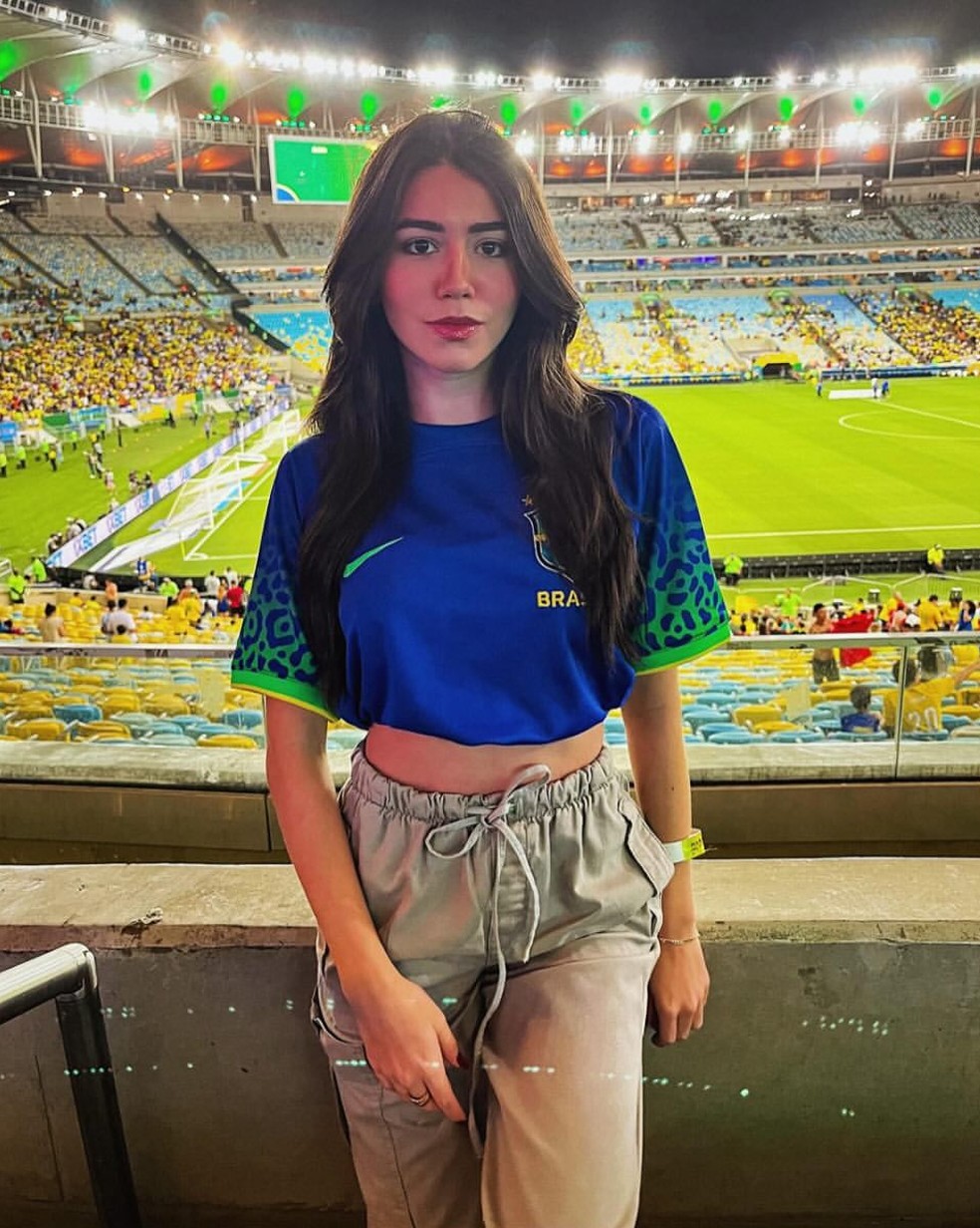 Felipe Neto e a namorada posam agarradinhos: 'Somos gostosos'