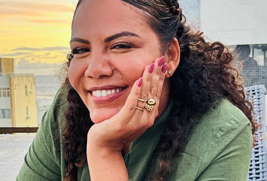 Após separação, Mani Rêgo surge sorridente nova foto e declara: 'Não ...