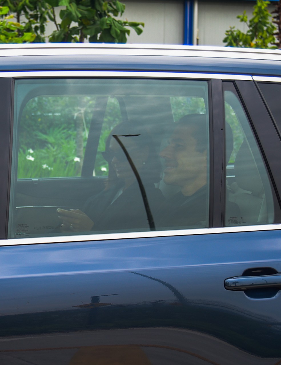 Sorridente, Isis Valverde embarca com Marcus Buaiz rumo à lua de mel na Itália