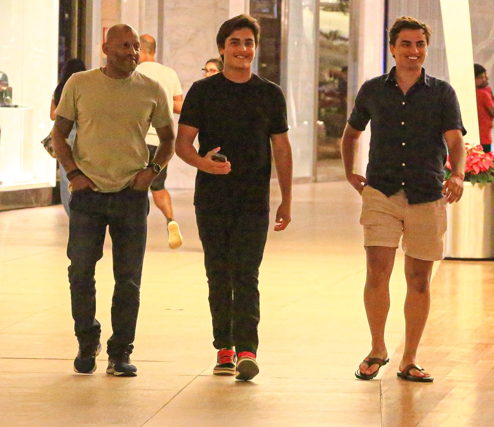 Sorridente, Marcelo Cady, filho de Ivete Sangalo, passeia em shopping ...