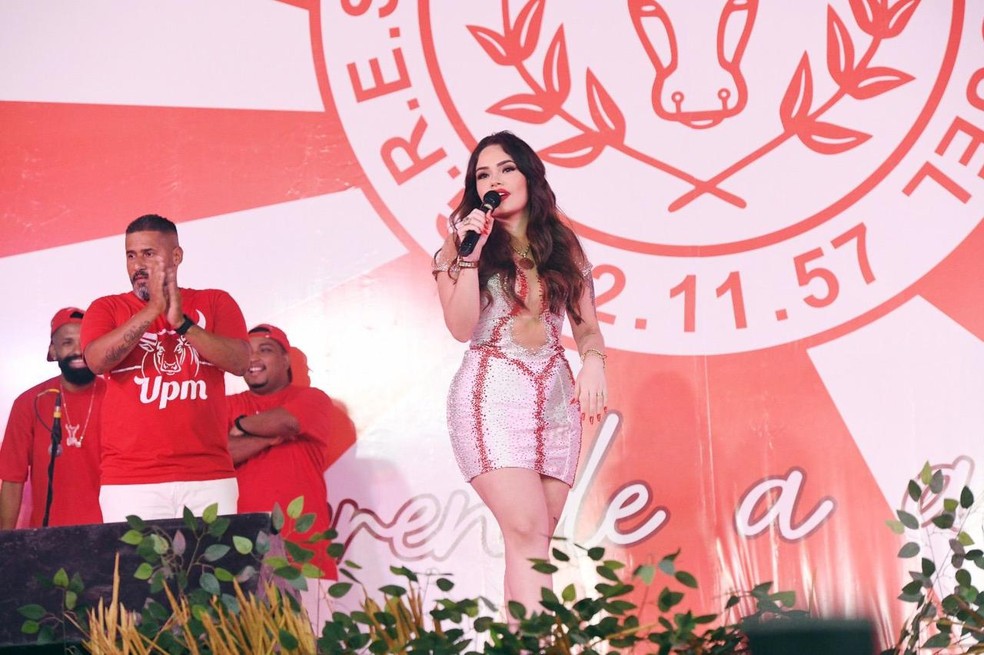 Presidente mais jovem do Carnaval do RJ, Lara Mara, da Padre Miguel ...