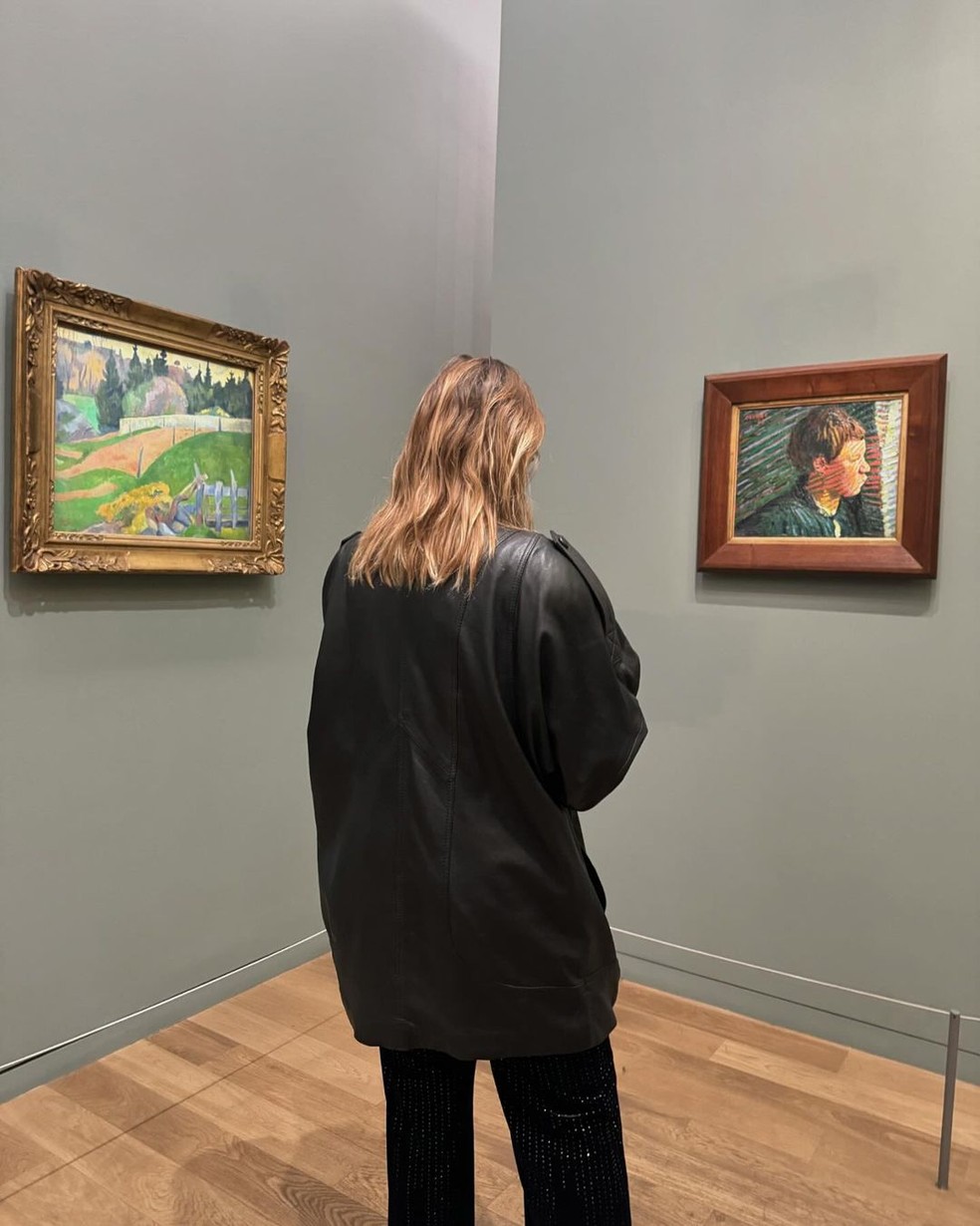 Estrela de 'Renascer', Samantha Jones posa aos beijos com namorada ...