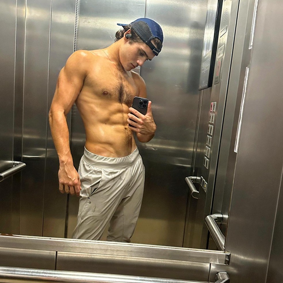 Nicolas Prattes ostenta tanquinho e fãs reagem: 'Sorteia um seguidor de ...