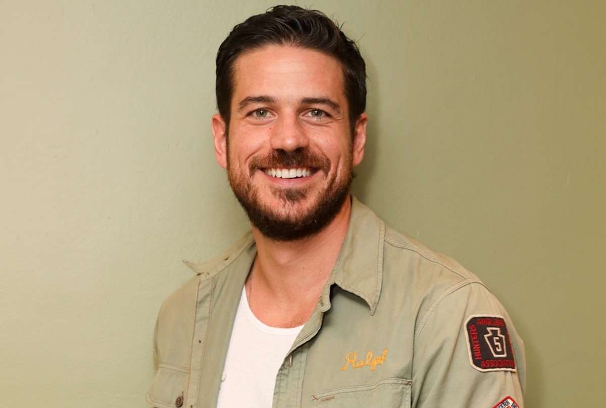 Em temporada no Brasil, Marco Pigossi leva mãe ao Festival MixBrasil