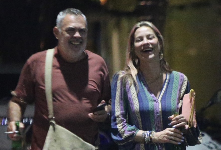 Sorridente, Luana Piovani curte barzinho após climão com Pedro Scooby