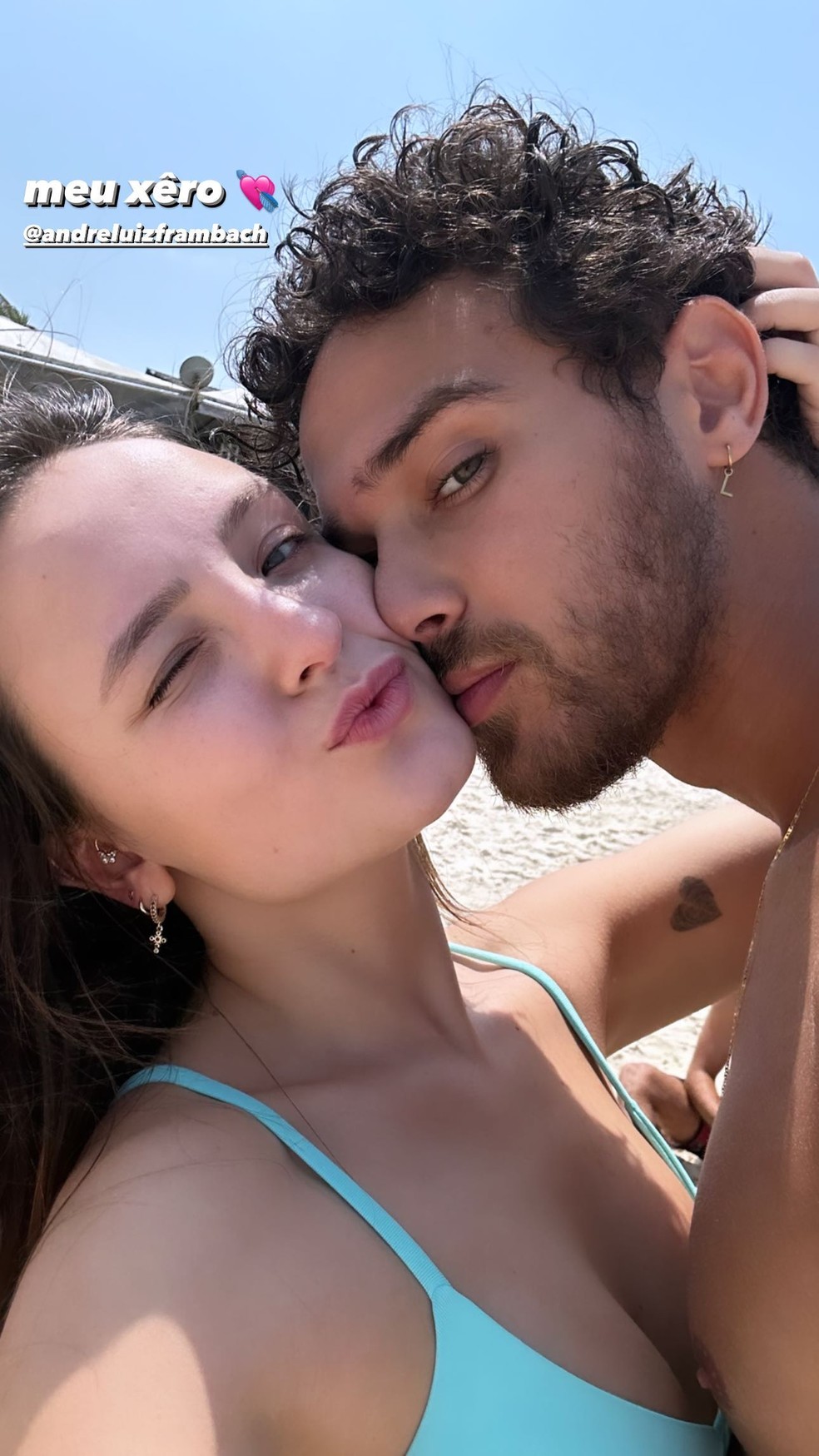 Larissa Manoela aproveita dia na praia coladinha em André Luiz Frambach