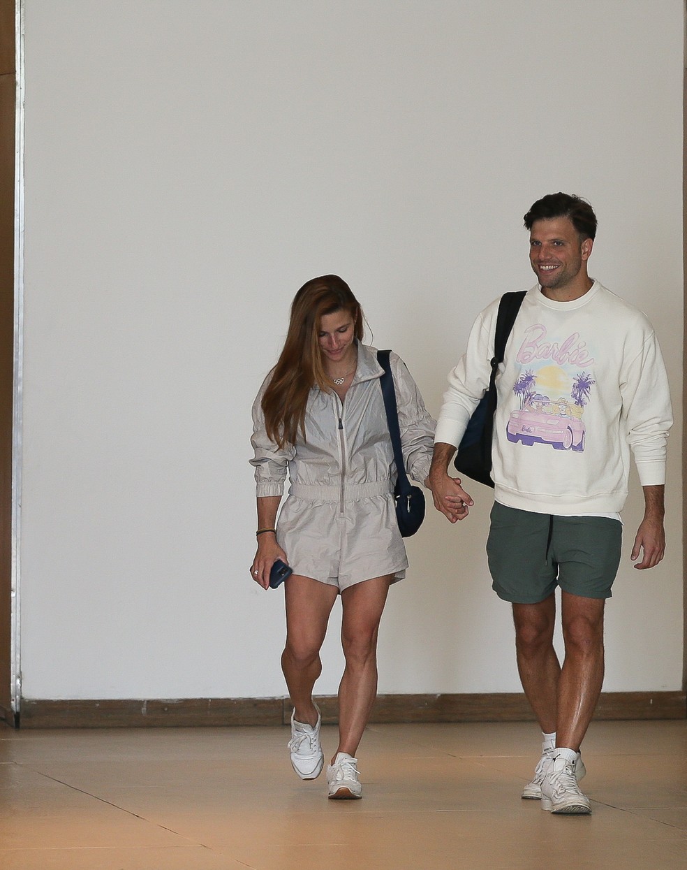 Jade Barbosa faz rara aparição com o noivo em shopping no Rio