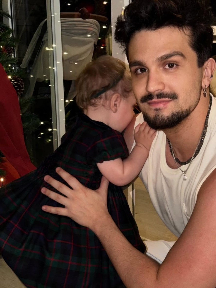Luan Santana recebe elogios ao compartilhar cliques de Natal com a filha