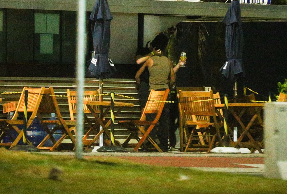 Alvaro e Lucas Leto, do Dança dos Famosos, se beijam em quiosque no Rio