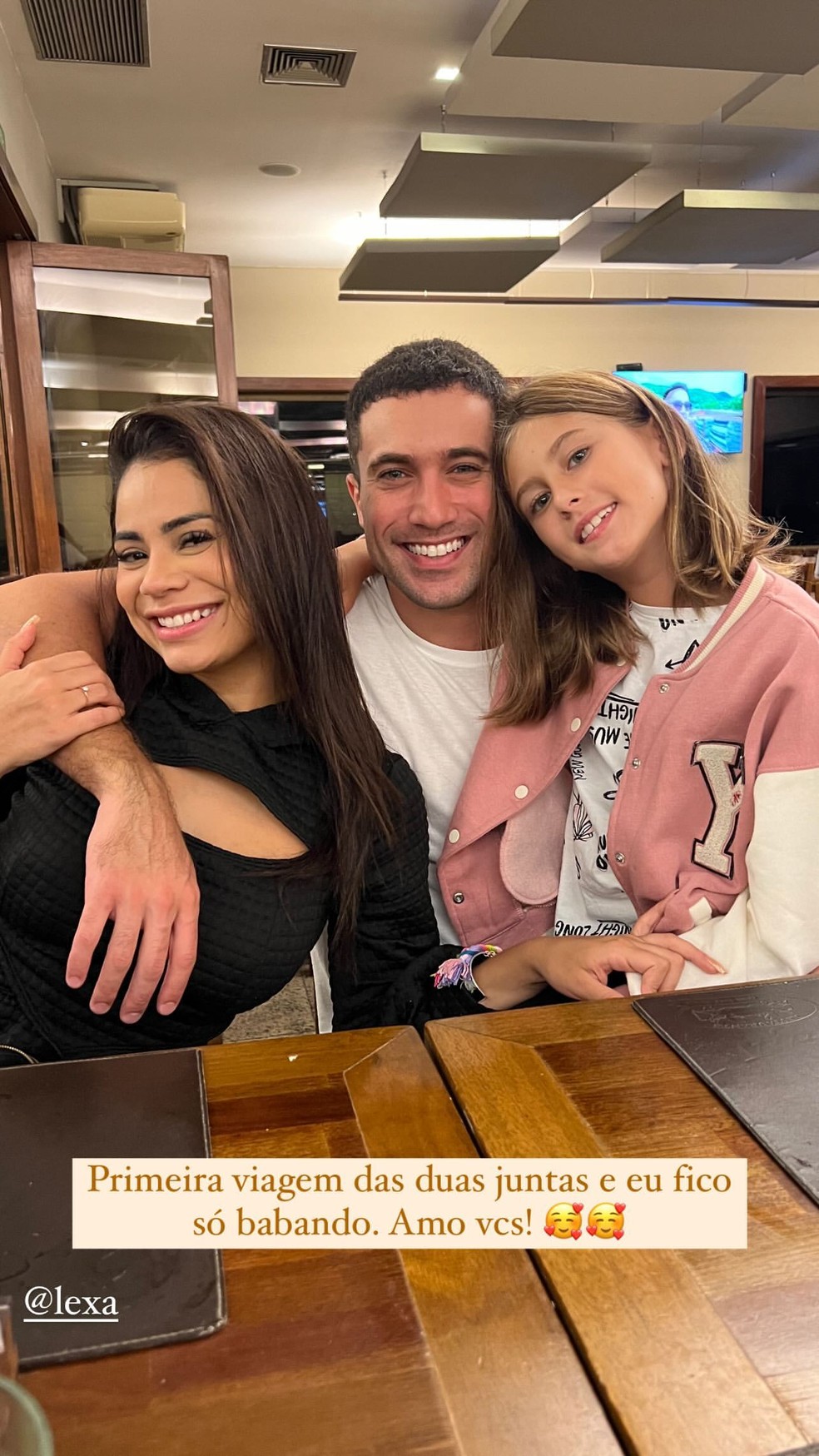 Ricardo Vianna mostra 1ª viagem da filha com Lexa: 'Amo vocês'; vídeo