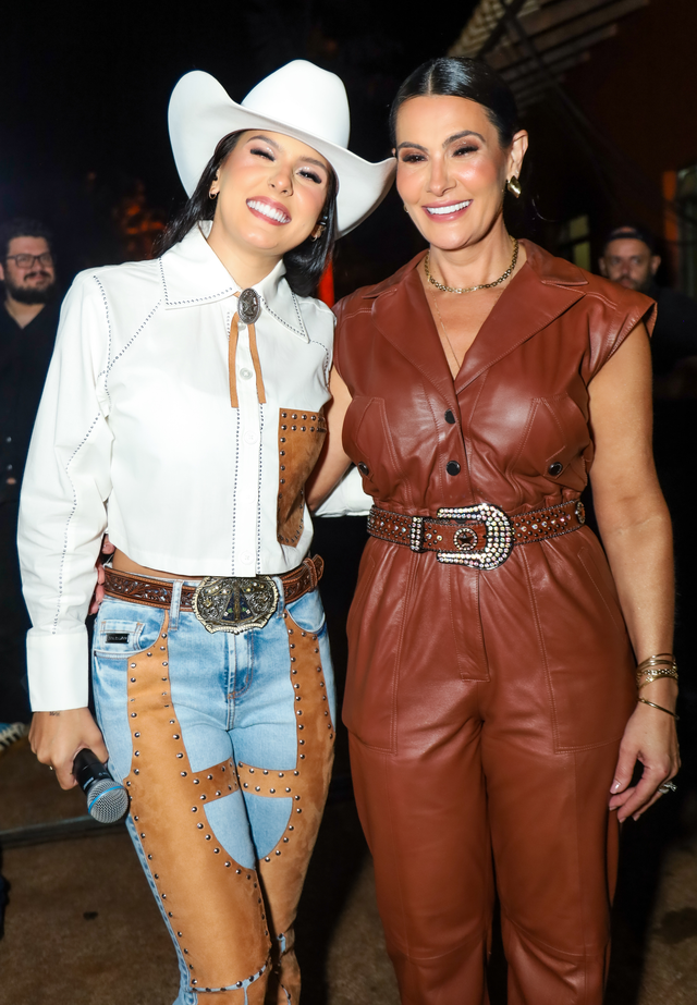 De looks cowgirl e com presença da mãe, Ana Castela grava novo DVD; vídeos