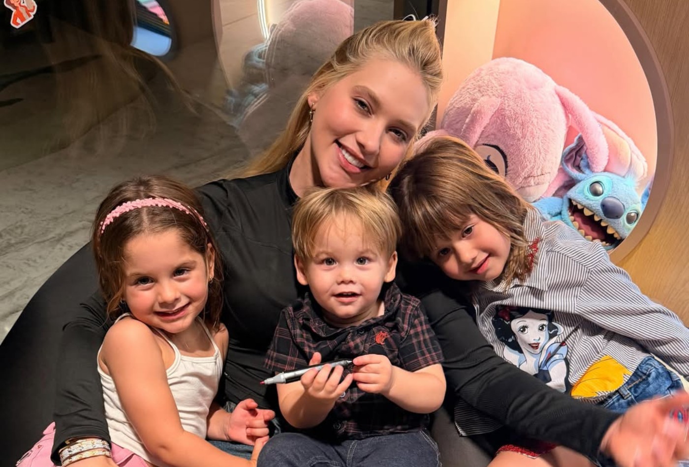 Virginia Fonseca retorna de Dubai e posa com os filhos: 'Meu lar'
