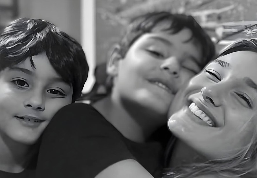 Sasha encanta ao lado dos irmãos em foto publicada por Luciano Szafir