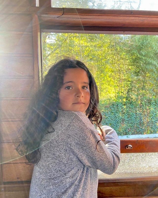 Carolina Ferraz comemora os 8 anos da filha, Isabel