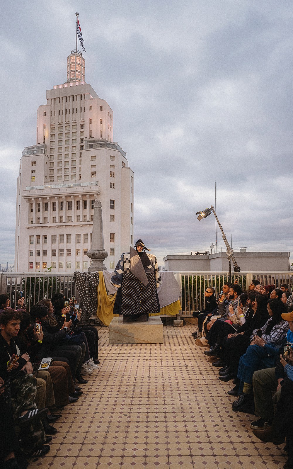 Ana Clara Watanabe celebra Tarsila do Amaral com desfile no Edifício ...