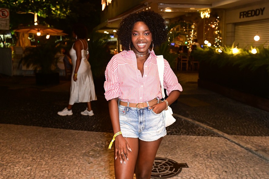 Clara Moneke faz aparição pública rara com o namorado em show de Ivete ...