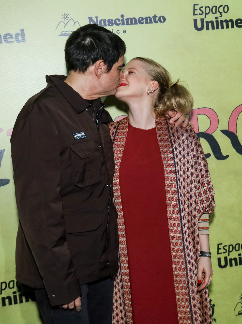 Samuel Rosa faz rara aparição com a esposa em primeiro show solo após ...