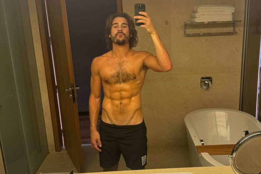 Nicolas Prattes posa sem camisa e fãs brincam: 'Sabrina passa bem'