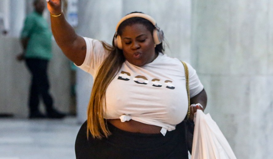 Animada, Jojo Todynho faz dancinha ao avistar fotógrafos em aeroporto ...