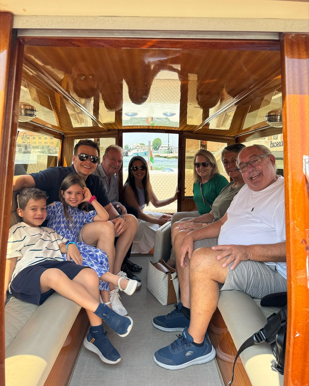 Michel Teló e Thais Fersoza curtem Veneza com os filhos e os pais; fotos