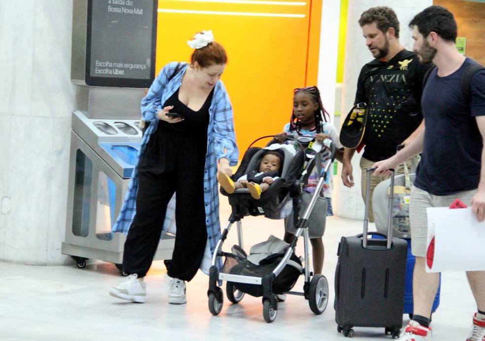 Leandra Leal desembarca com filha e amigos em aeroporto no Rio de Janeiro