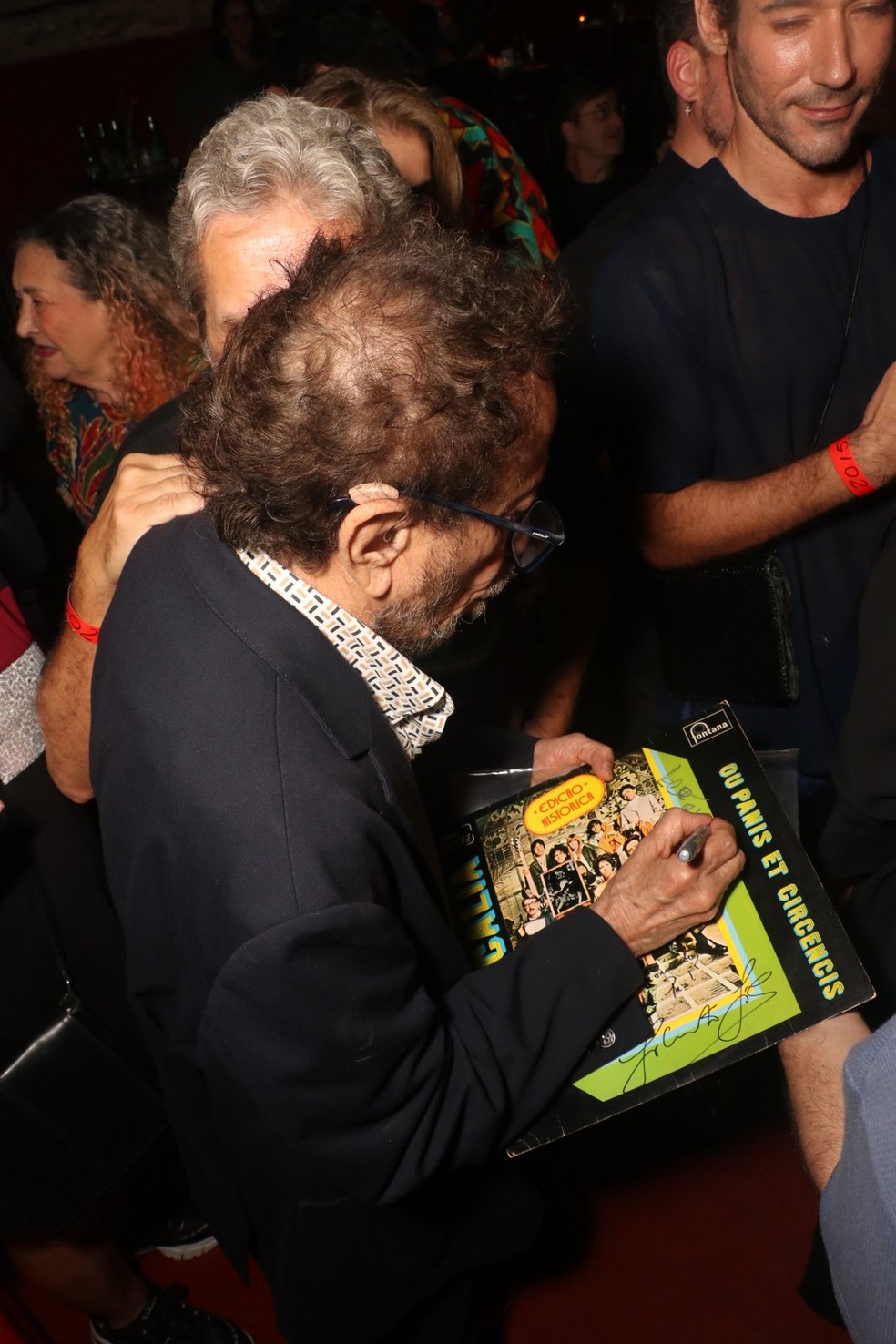 Cercado por famosos, Tom Zé é homenageado com show no Rio