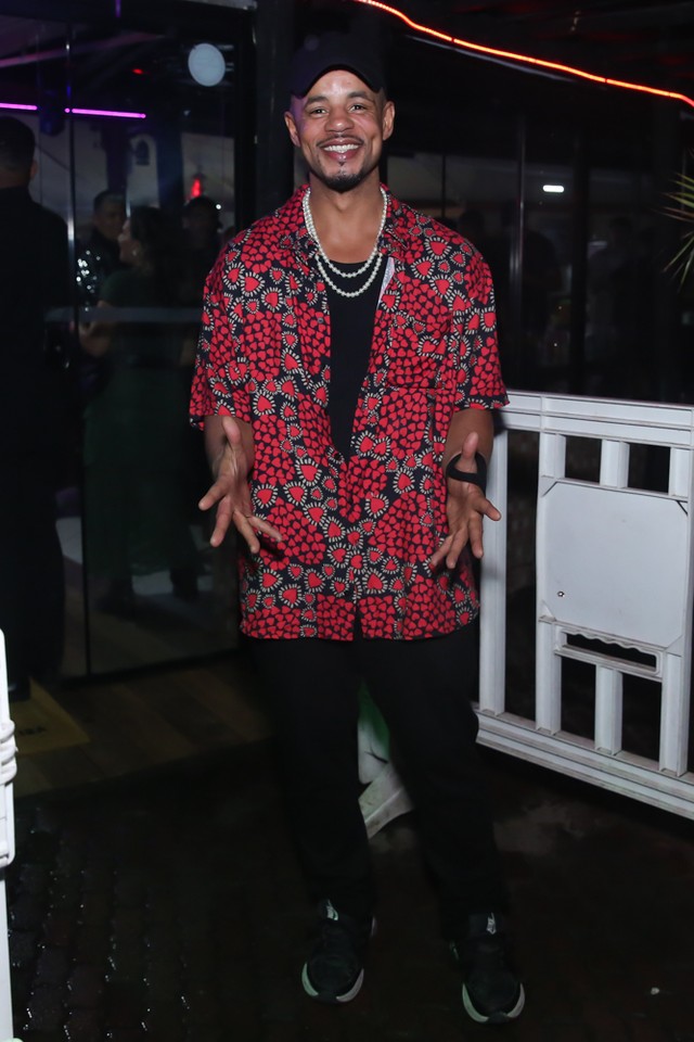 Atores de 'Vai na Fé' curtem festa de despedida com roda de samba; vídeo