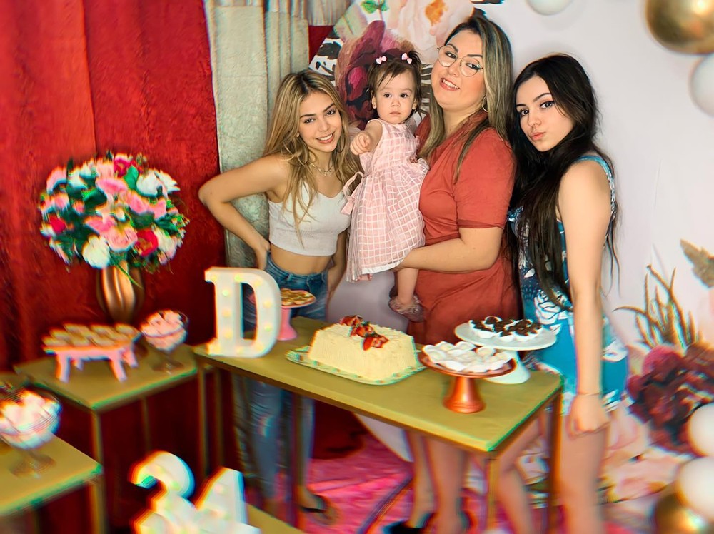 Mãe de Melody e Bella Angel diz estar sendo impedida de ver a filha ...