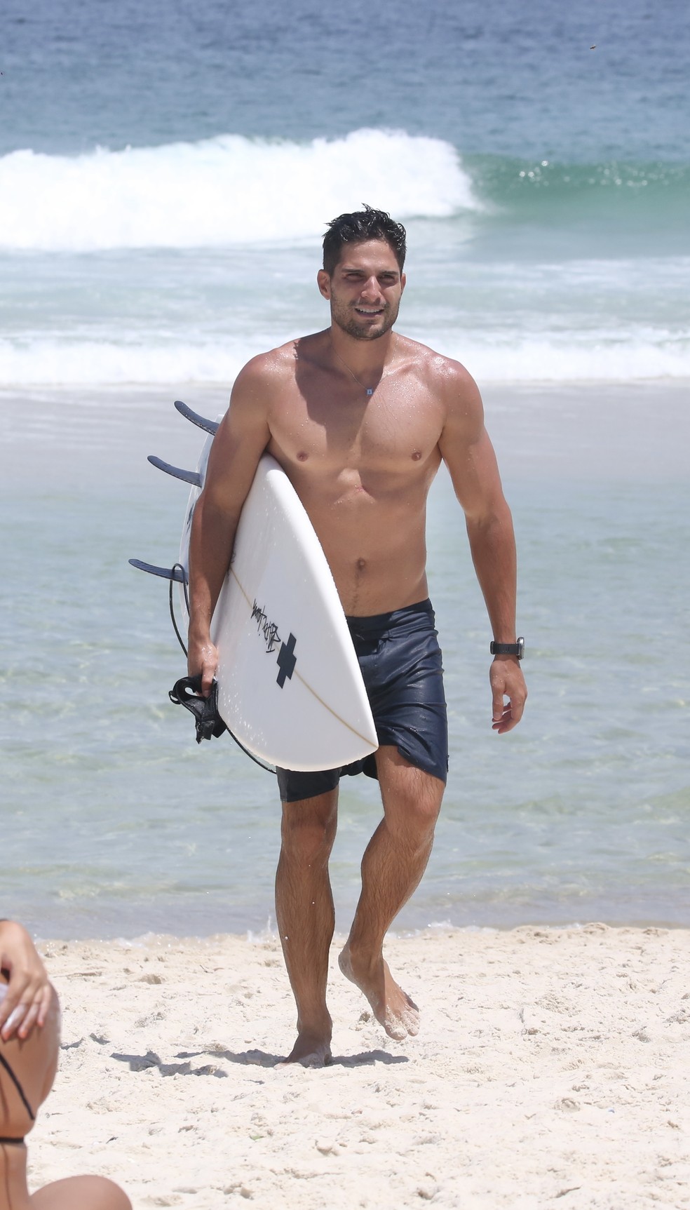 Ex-BBB André Martinelli aproveita dia de sol para treinar surfe no Rio