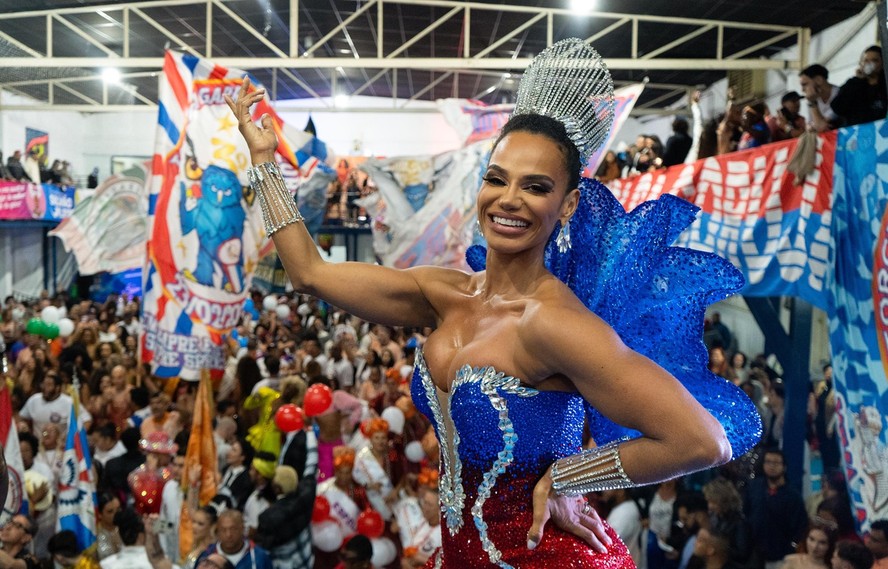 Rainha de bateria Savia David leva filhos para coroação na Estrela do ...