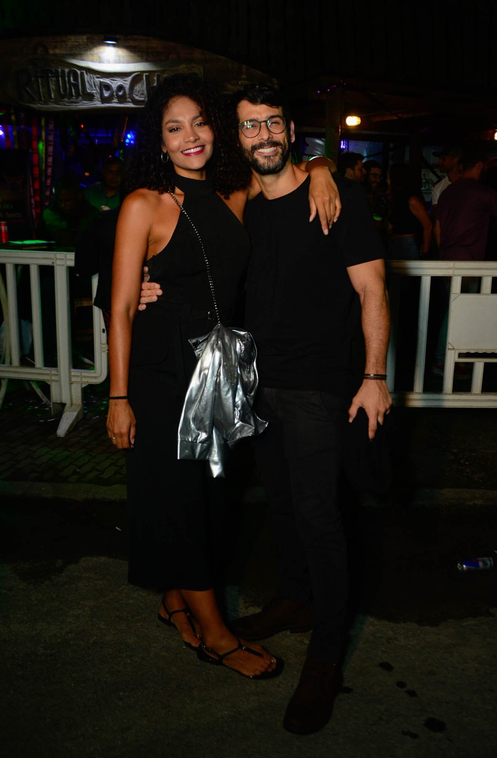 Barbara Reis, a vilã Débora 'Todas as Flores', troca beijos com o noivo