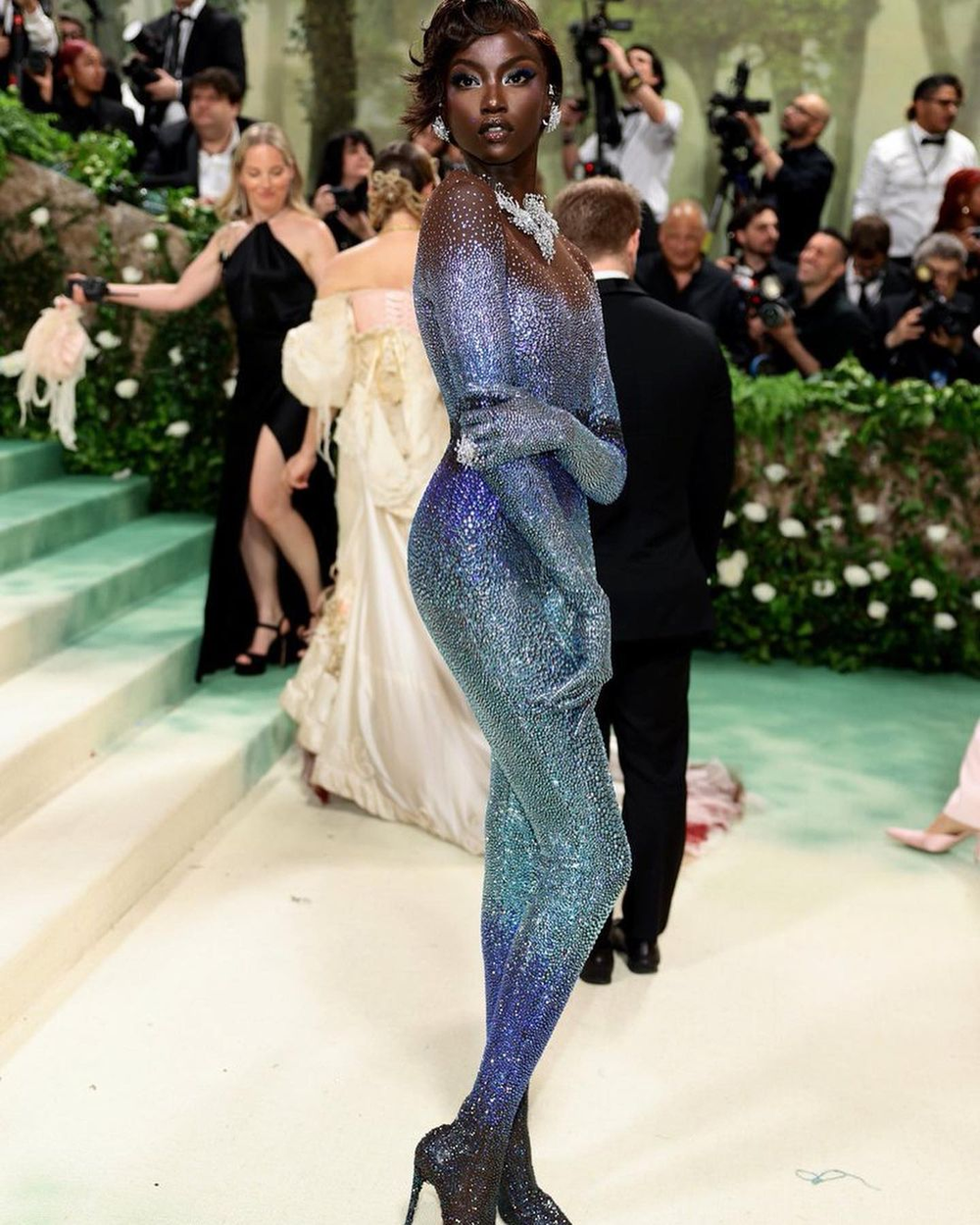 Conheça Anok Yai, a modelo que roubou a cena com beleza durante o Met Gala