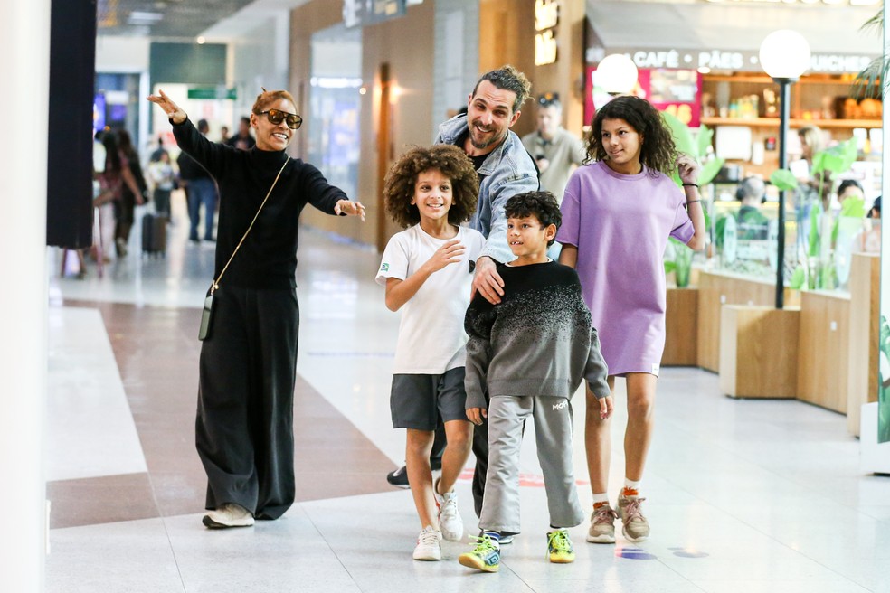 Aline Wirley e Igor Rickli embarcam com os filhos no aeroporto, e ...