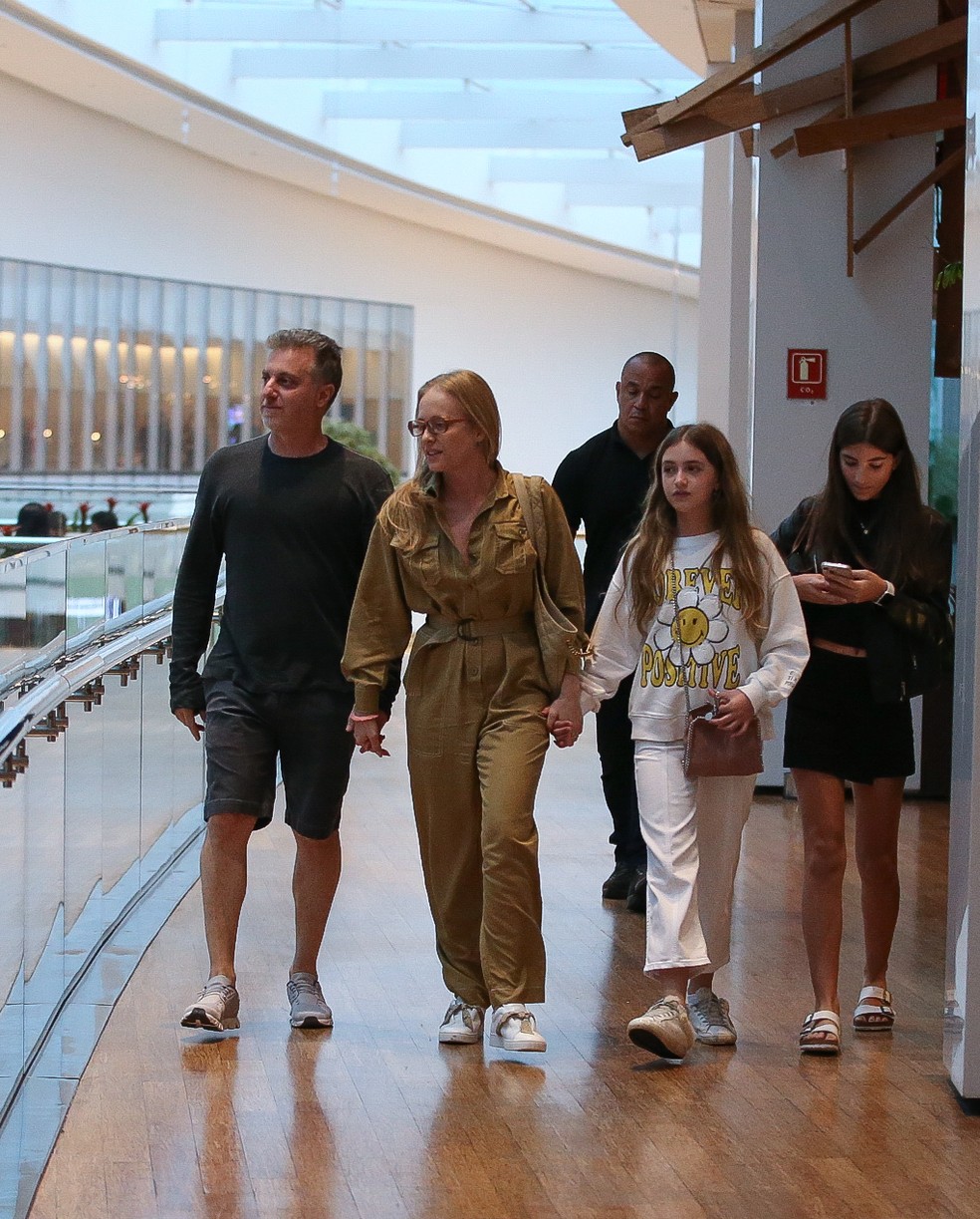 Angélica e Luciano Huck curtem cinema com a filha, Eva Huck, e a nora