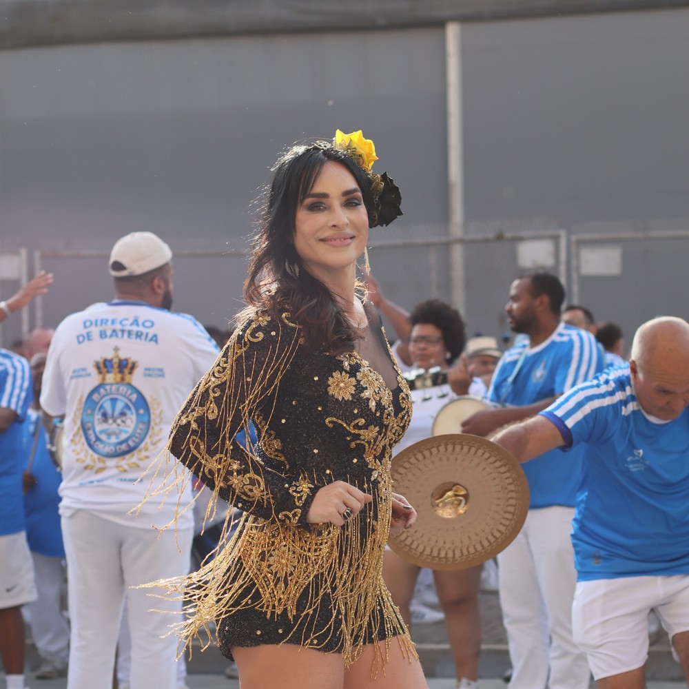 Luciana Picorelli participa de desfile no Rio após rebater título de ...