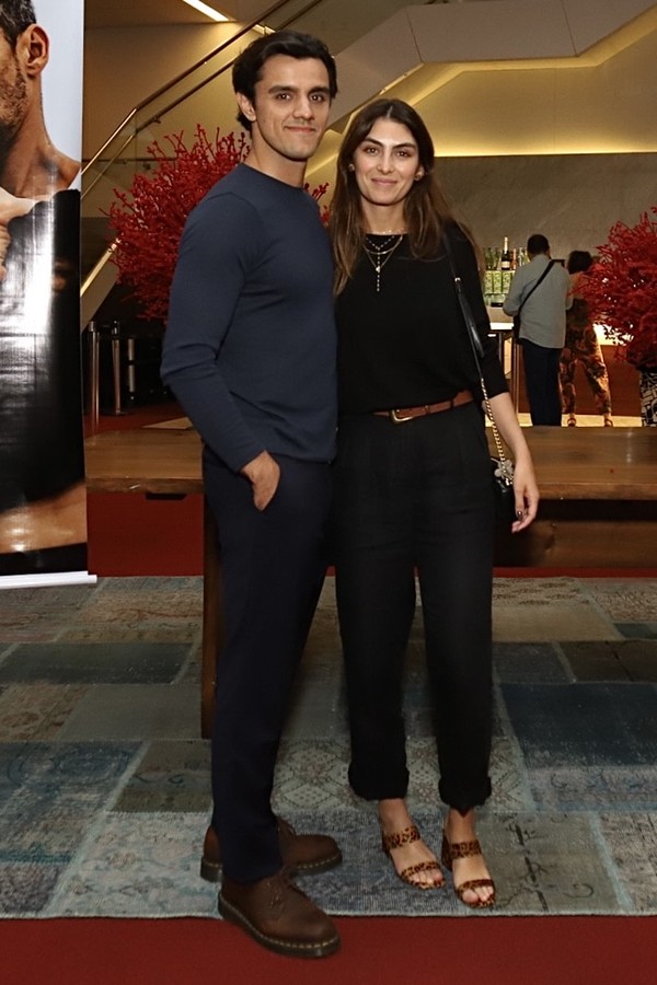 De vestidinho de veludo, Luma de Oliveira faz aparição raríssima ao ...