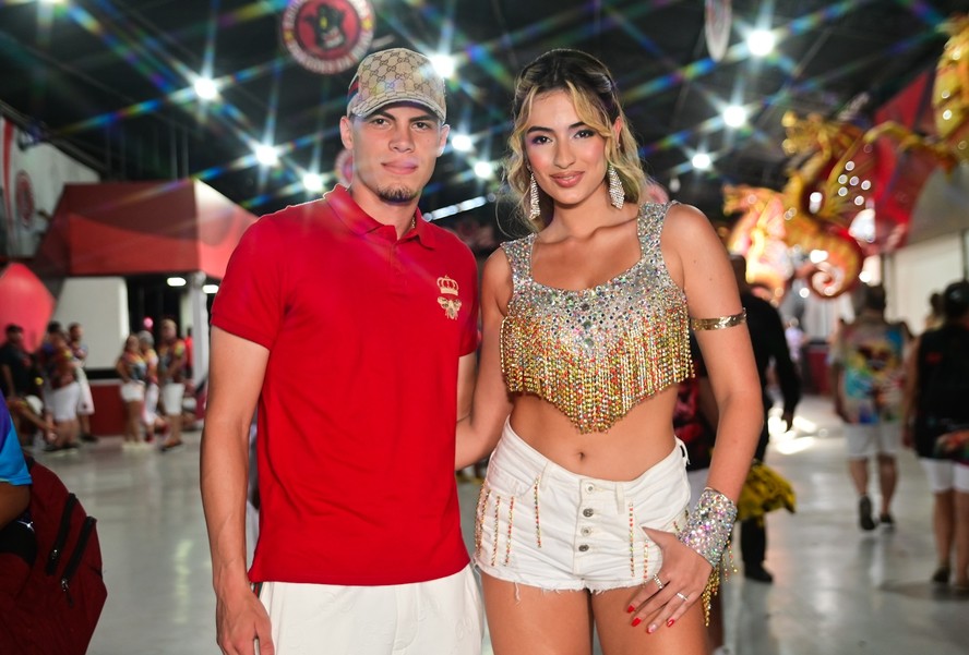 Tiktoker Julia Puzzuoli leva jogador de futebol Arthur Korek ao ensaio ...