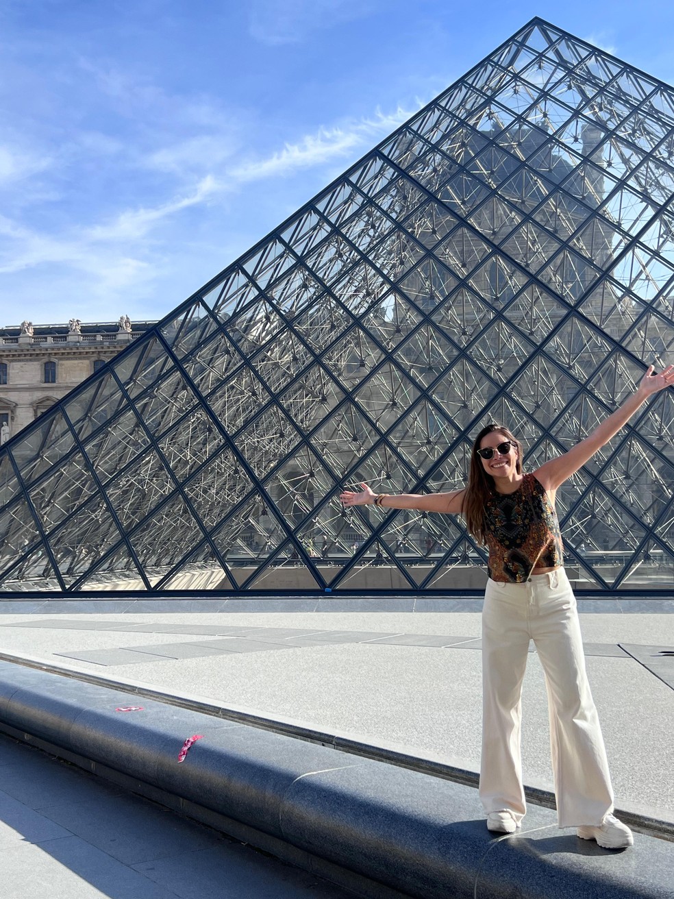 Marcela Monteiro realiza sonho de infância ao conhecer a França ...