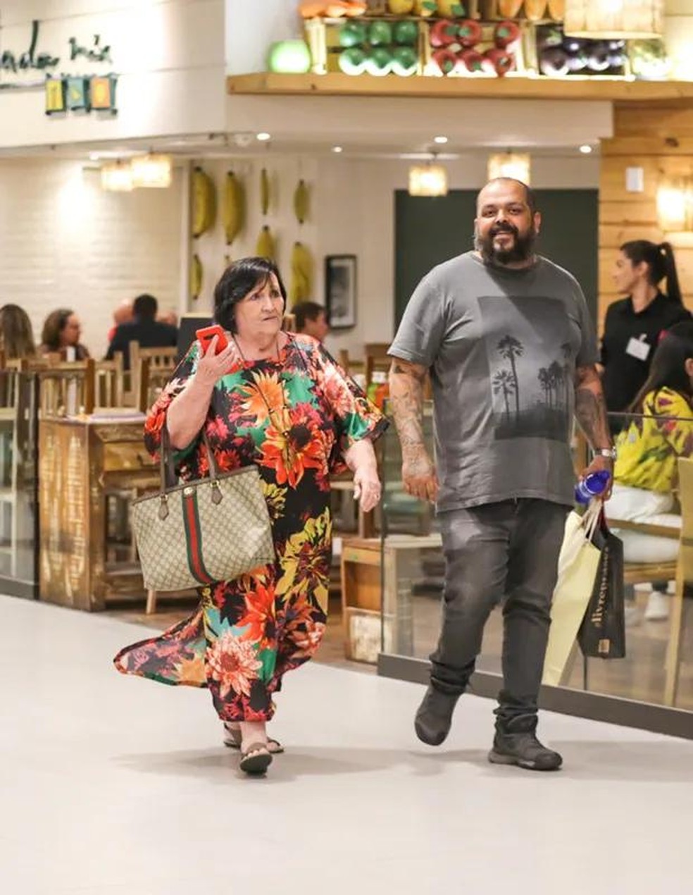 Déa Lúcia, mãe de Paulo Gustavo, passeia com os netos em shopping do Rio