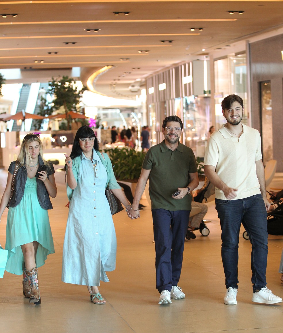 Cantora gospel Fernanda Brum passeia em shopping com o marido, que ...