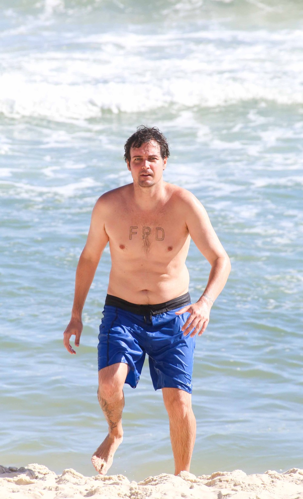 Galã dos anos 2000, Felipe Dylon curte praia no Rio; fotos