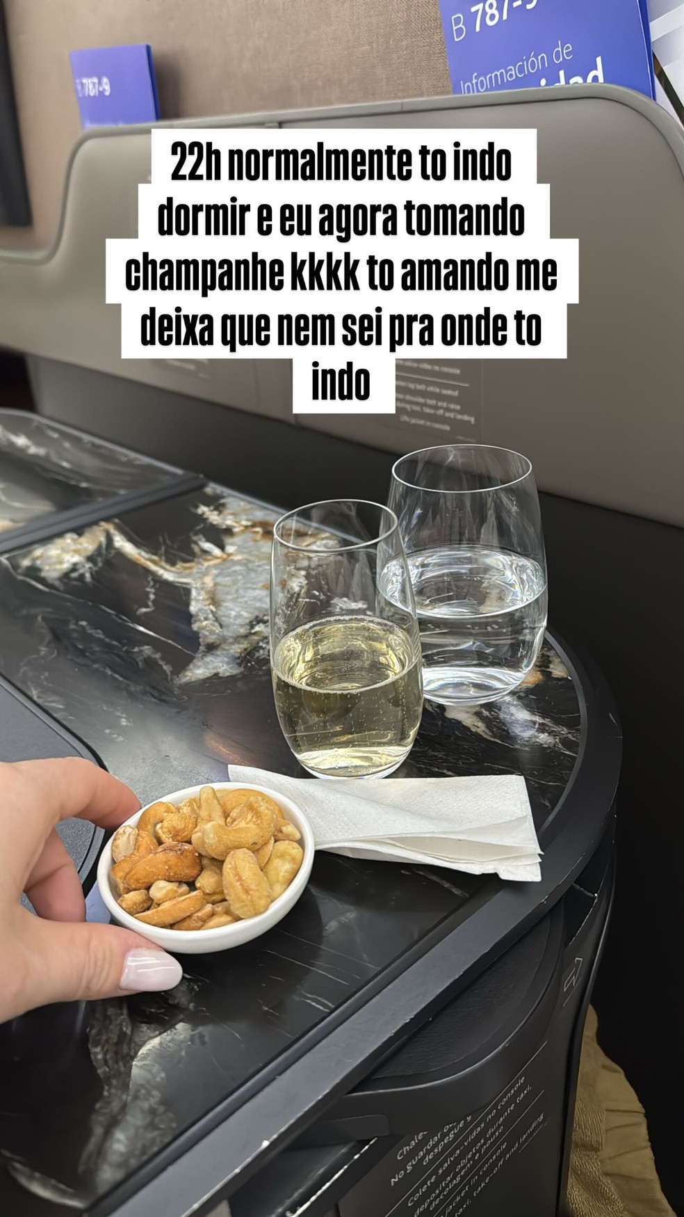 Viih Tube e Eliezer embarcam em primeira viagem sem os filhos; fotos