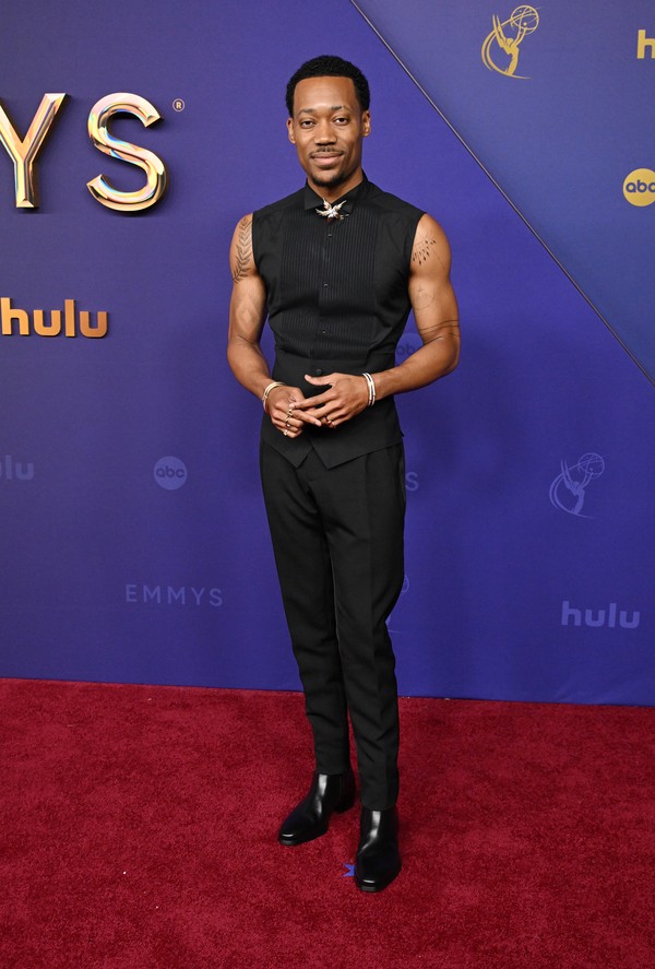 Emmy 2024: Veja os looks dos famosos no red carpet e vote no seu preferido