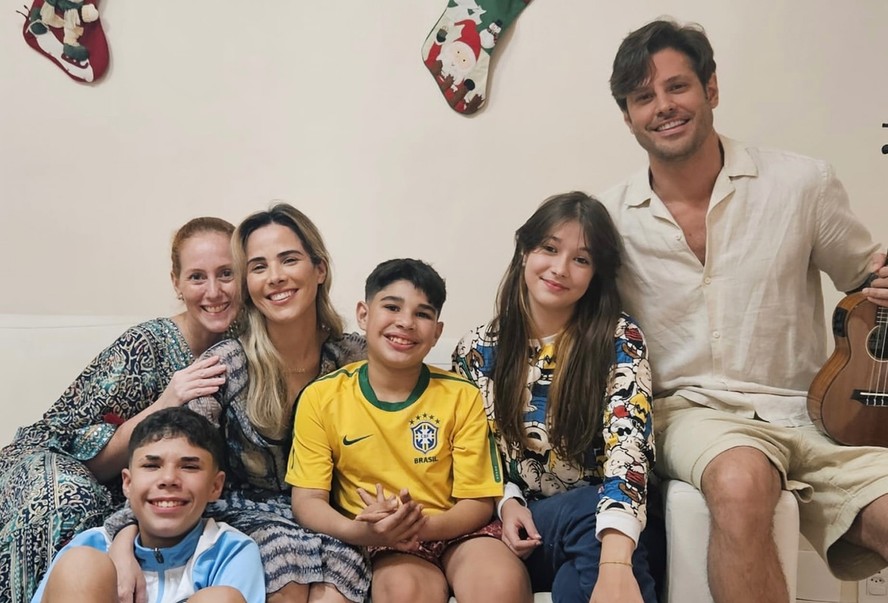 Wanessa começa comemorações de aniversário com Dado, filhos e enteada