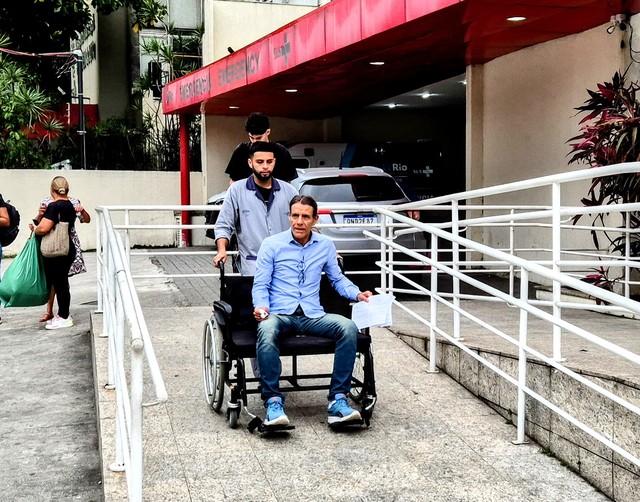 Mário Gomes deixa emergência e explica motivo de desmaios