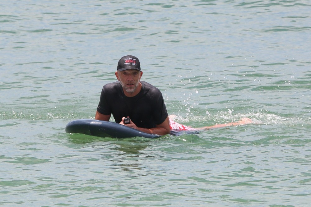 Vincent Cassel e Tina Kunakey aproveitam dia ensolarado em praia no Rio