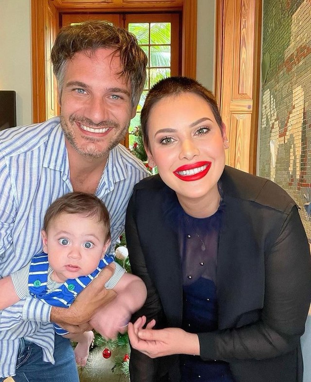 Mayana Moura levanta a camisa para mostrar tatuagem temporária: 'Tô ...